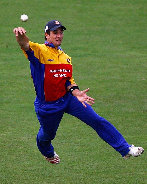 Ryan ten Doeschate flings in a return | ESPNcricinfo.com