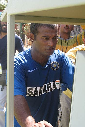 Ramesh Powar takes a look at the equipment | ESPNcricinfo.com