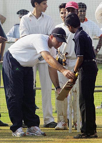 Ricky Ponting teaches a child the right way to hold a bat ...