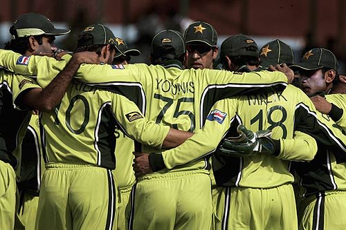 Pakistan get together for a team huddle before the match | ESPNcricinfo.com