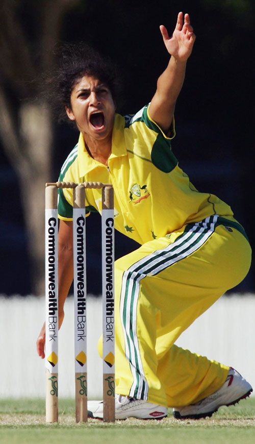 Lisa Sthalekar roars an appeal | ESPNcricinfo.com