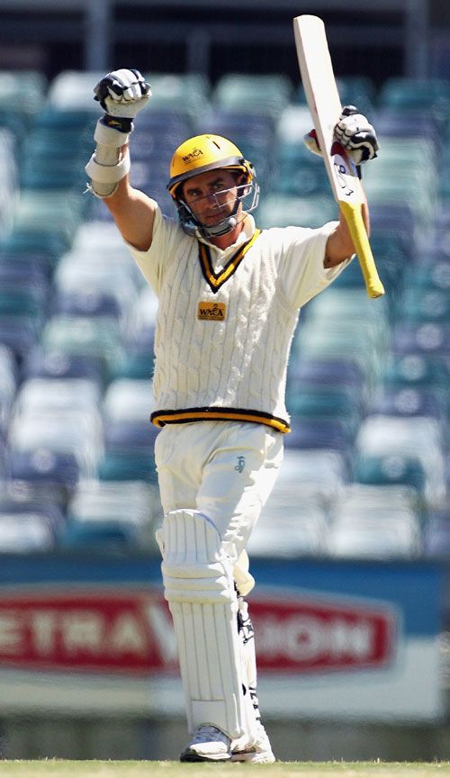 Justin Langer celebrates his century | ESPNcricinfo.com