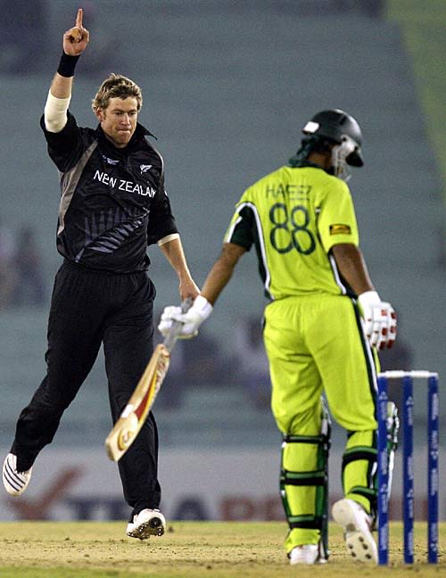 Jacob Oram celebrates the wicket of Mohammad Hafeez | ESPNcricinfo.com