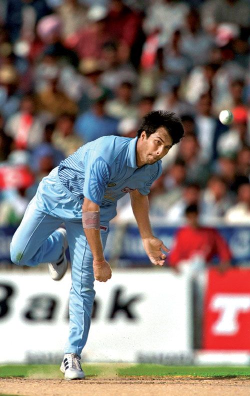 Robin Singh bowls for India | ESPNcricinfo.com