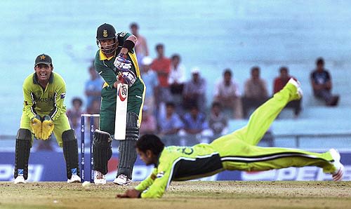 Mohammad Hafeez dives to stop a drive from Justin Kemp | ESPNcricinfo.com