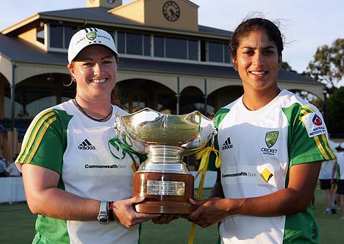 Karen Rolton and Lisa Sthalekar pose with the trophy | ESPNcricinfo.com