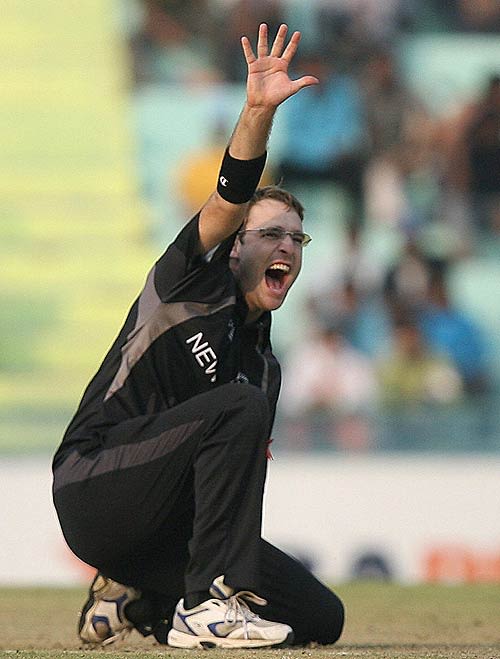 Daniel Vettori gets New Zealand back in the game with the wicket of ...