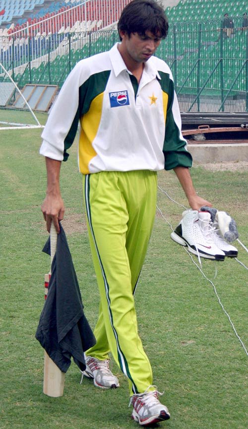 Mohammad Asif leaves the Gadaffi Cricket Stadium after the practice in ...