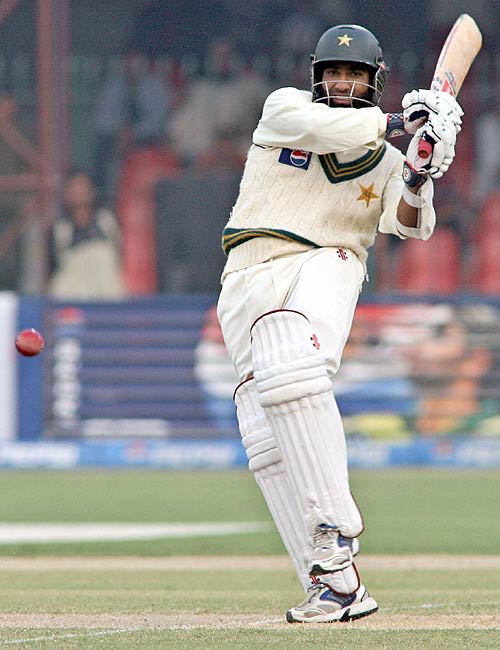 Mohammad Yousuf pulls as Pakistan build a useful lead | ESPNcricinfo.com