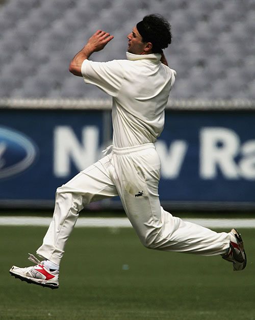 Jon Moss roars up to the crease | ESPNcricinfo.com