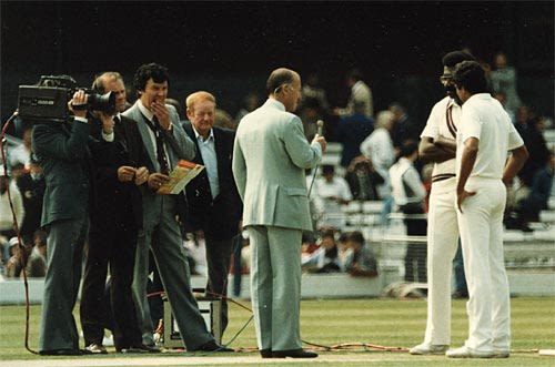 Peter West chats to Clive Lloyd and Kapil Dev after the toss ...