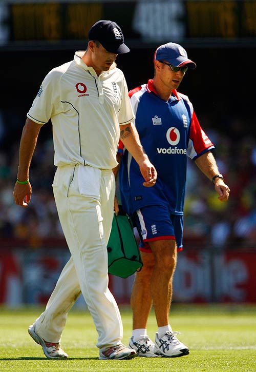 Kevin Pietersen leaves the field with a minor injury | ESPNcricinfo.com