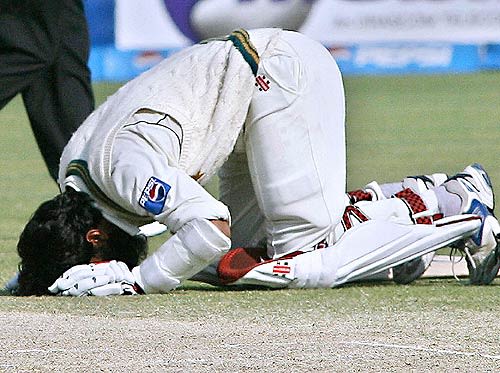 Mohammad Yousuf celebrates reaching his 100 | ESPNcricinfo.com