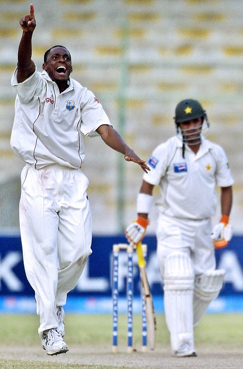 Daren Powell successfully appeals for Imran Farhat's wicket, caught behind | ESPNcricinfo.com