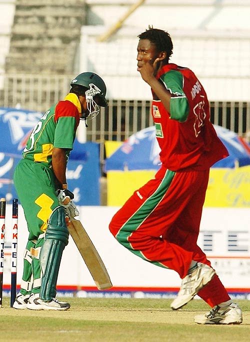 Chris Mpofu celebrates the wicket of Mehrab Hossain jnr | ESPNcricinfo.com