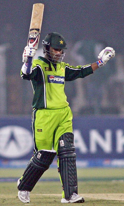 Imran Farhat celebrates his fifty | ESPNcricinfo.com