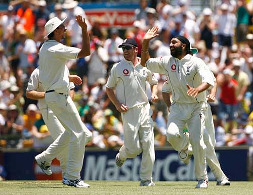 Team-mates rush to congratulate Monty Panesar | ESPNcricinfo.com