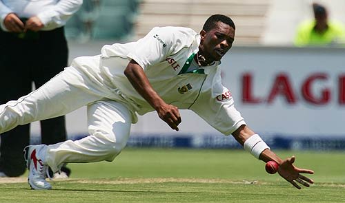 Makhaya Ntini fields of his own bowling | ESPNcricinfo.com