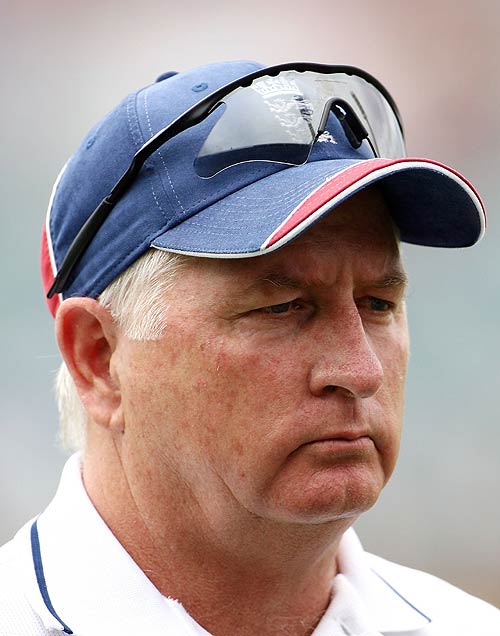 A sombre-looking Duncan Fletcher after England lose the Ashes ...