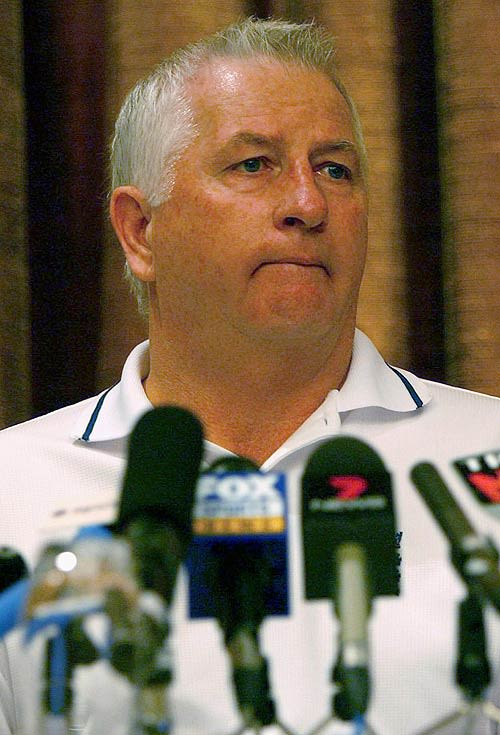 Duncan Fletcher faces the media at the England team's hotel ...
