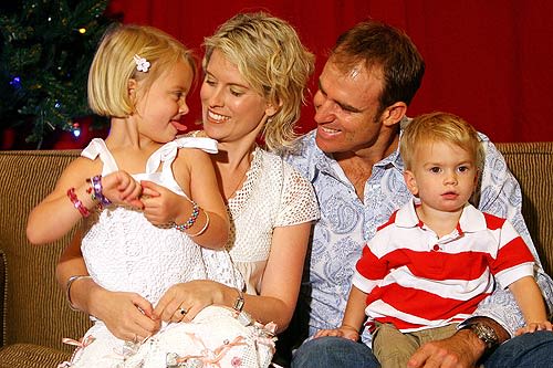 Matthew Hayden poses with his wife and kids | ESPNcricinfo.com