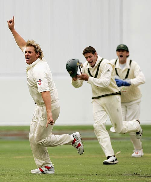 Shane Warne s team-mates chase him down to congratulate him on his ...