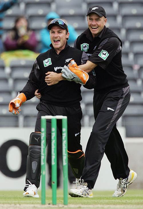 Peter Fulton congratulates Brendon McCullum on catching Upul Tharanga ...