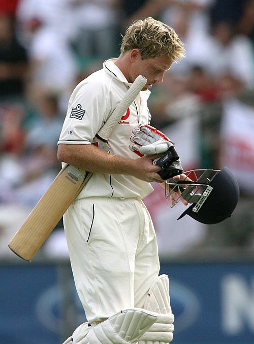 Ian Bell, head bowed, trudges off for 71 | ESPNcricinfo.com Ian Bell, head bowed, trudges off for 71 | ESPNcricinfo.com