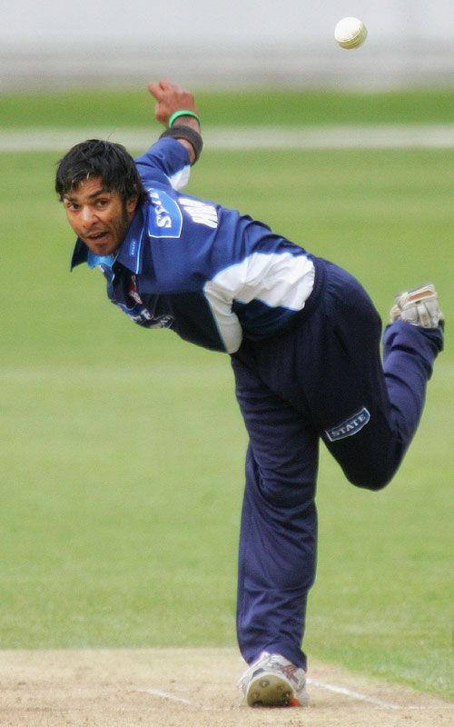 Roneel Hira fires one down | ESPNcricinfo.com