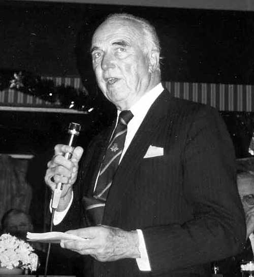 Ken Cranston speaking at a dinner | ESPNcricinfo.com