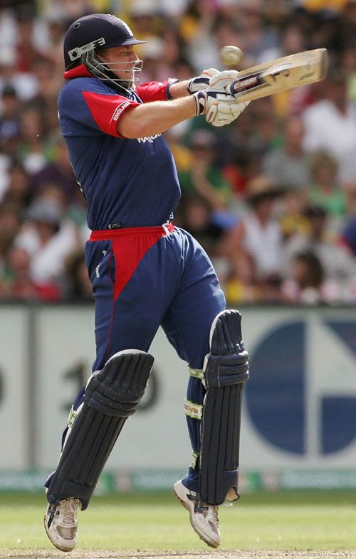 Jamie Dalrymple hooks, misses...but is given out | ESPNcricinfo.com