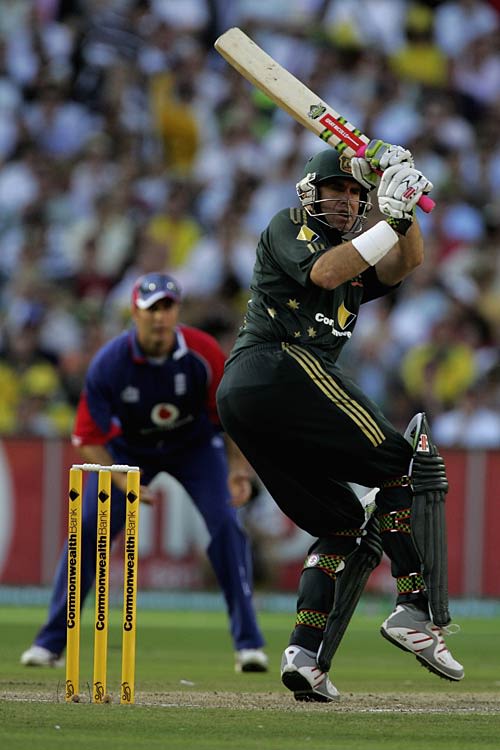 Matthew Hayden pulls during Australia's rapid start | ESPNcricinfo.com
