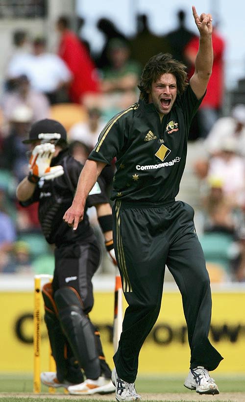 Ben Hilfenhaus traps Brendon McCullum lbw in his second over on debut ...