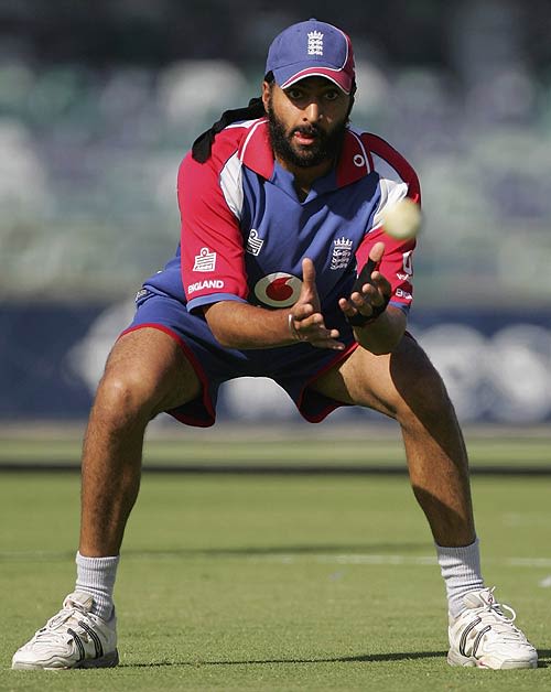 Monty Panesar has a go at some catching pratcice | ESPNcricinfo.com