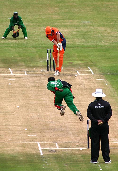 Tim de Leede tucks one off his pads | ESPNcricinfo.com