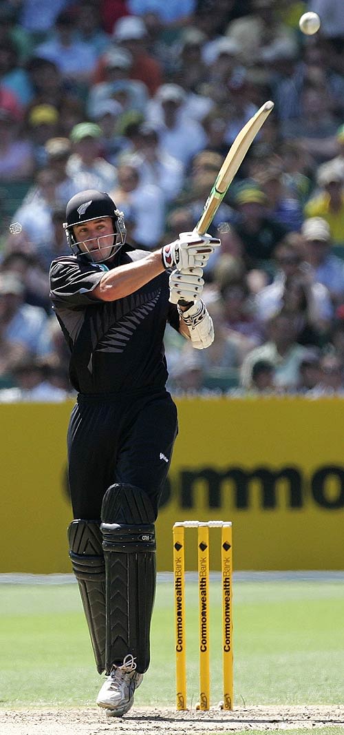 Peter Fulton pulls on the way to his first half-century of the series ...