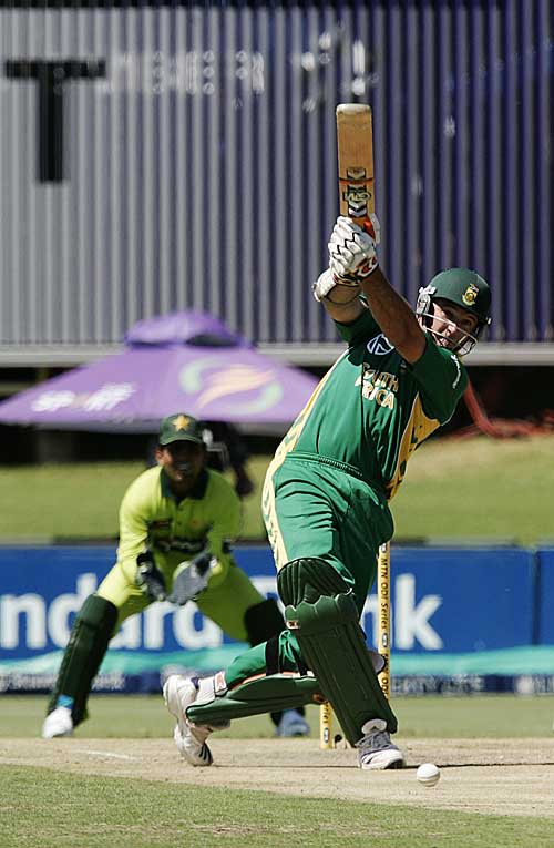 Graeme Smith launches down the ground | ESPNcricinfo.com