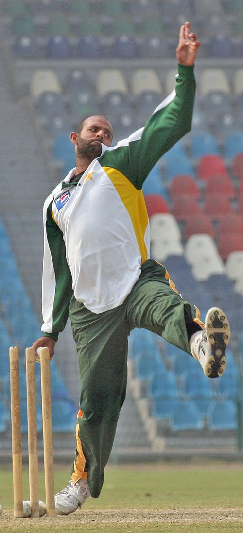 Rana Naved-ul-Hasan in his delivery stride | ESPNcricinfo.com