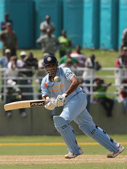 Robin Uthappa sets off quickly on his way to an unbeaten 35 ...