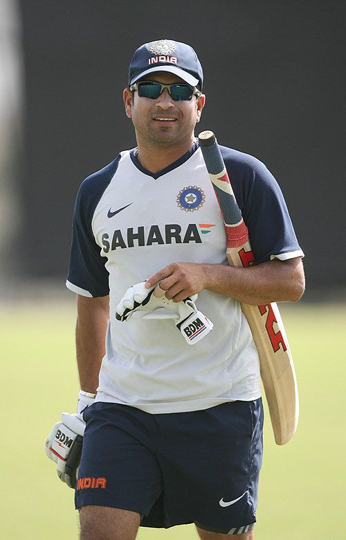 Sachin Tendulkar heads out to have a bat | ESPNcricinfo.com