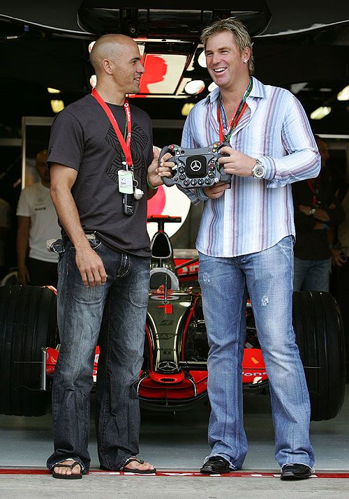 Shane Warne and professional American surfer Kelly Slater chat at ...