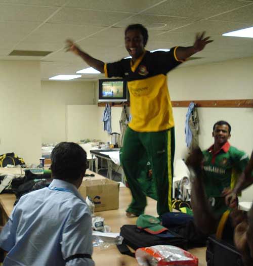 Aftab Ahmed leads Bangladesh's celebrations | ESPNcricinfo.com