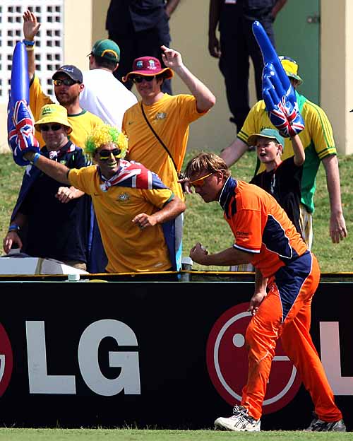Australian cricket fans show their delight at Tim de Leede's failure to ...