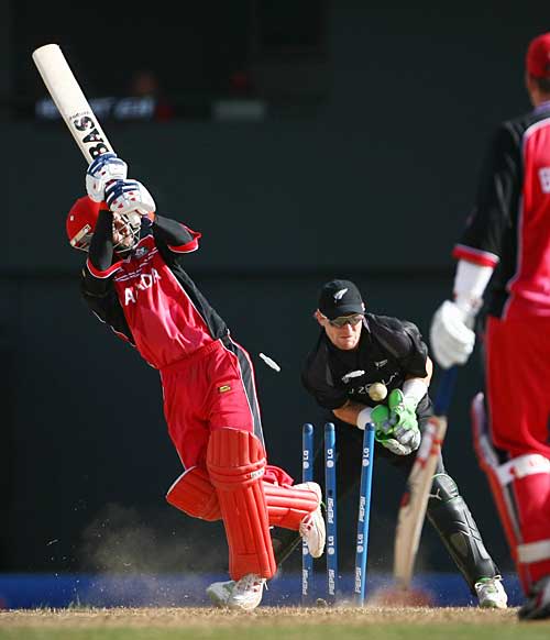 Ashish Bagai is cleaned up by Daniel Vettori | ESPNcricinfo.com
