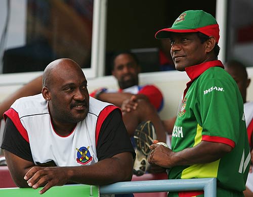 Dwayne Leverock and Mohammad Rafique chat during the rain ...