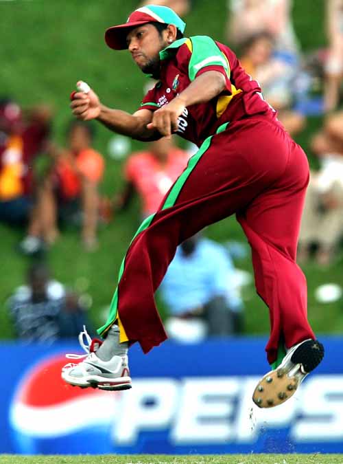 Ramnaresh Sarwan attempts a direct hit | ESPNcricinfo.com