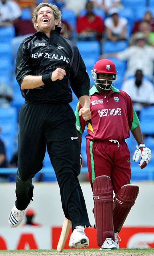 Jacob Oram jumps for joy at removing Chris Gayle, while Brian Lara ...