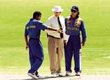 Muttiah Muralitharan and Arjuna Ranatunga argue with umpire Ross ...