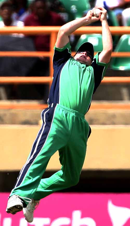 Eoin Morgan leaps high and takes a catch to dismiss Hamish Marshall | ESPNcricinfo.com