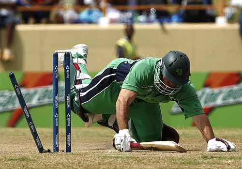 Jeremy Bray dives and makes it just in time | ESPNcricinfo.com